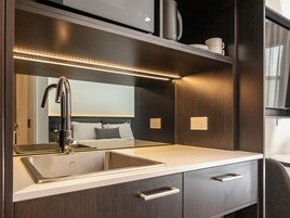 Quarto, 1 cama King | Cofres nos quartos, escrivaninha, espaço de trabalho para notebook