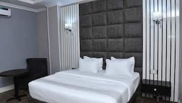 Quarto Deluxe, varanda, Vista para a cidade | Secretária, secretária adequada para computadores portáteis