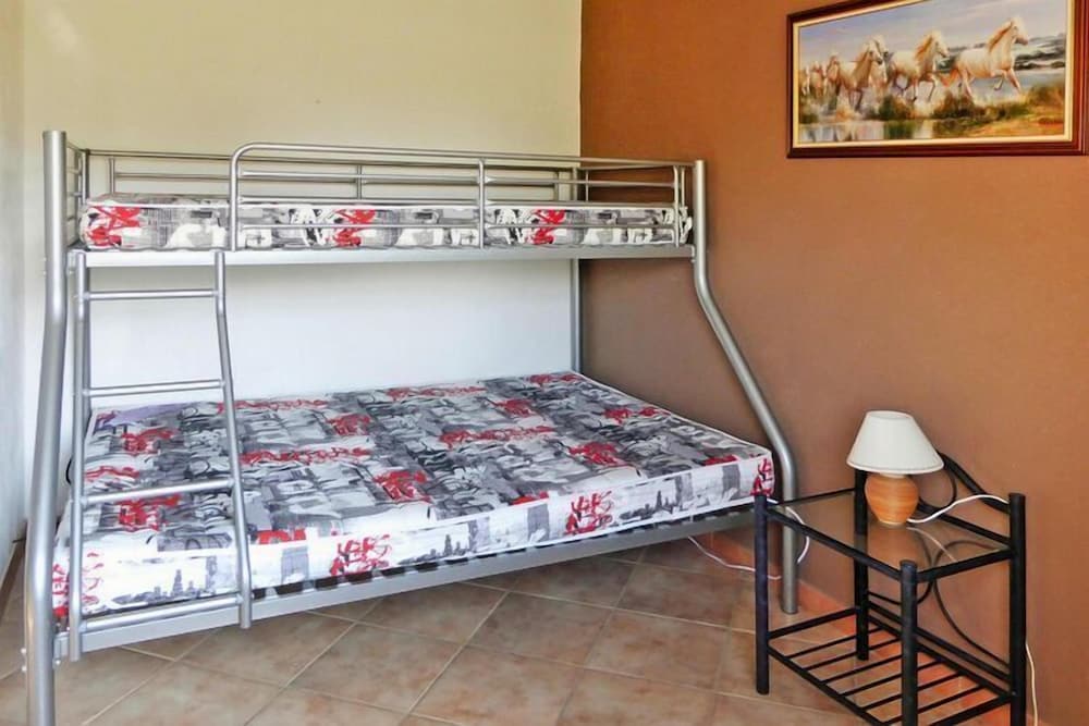 Single Storey Holiday Home With Swimming Pool - Salin-de-Giraud