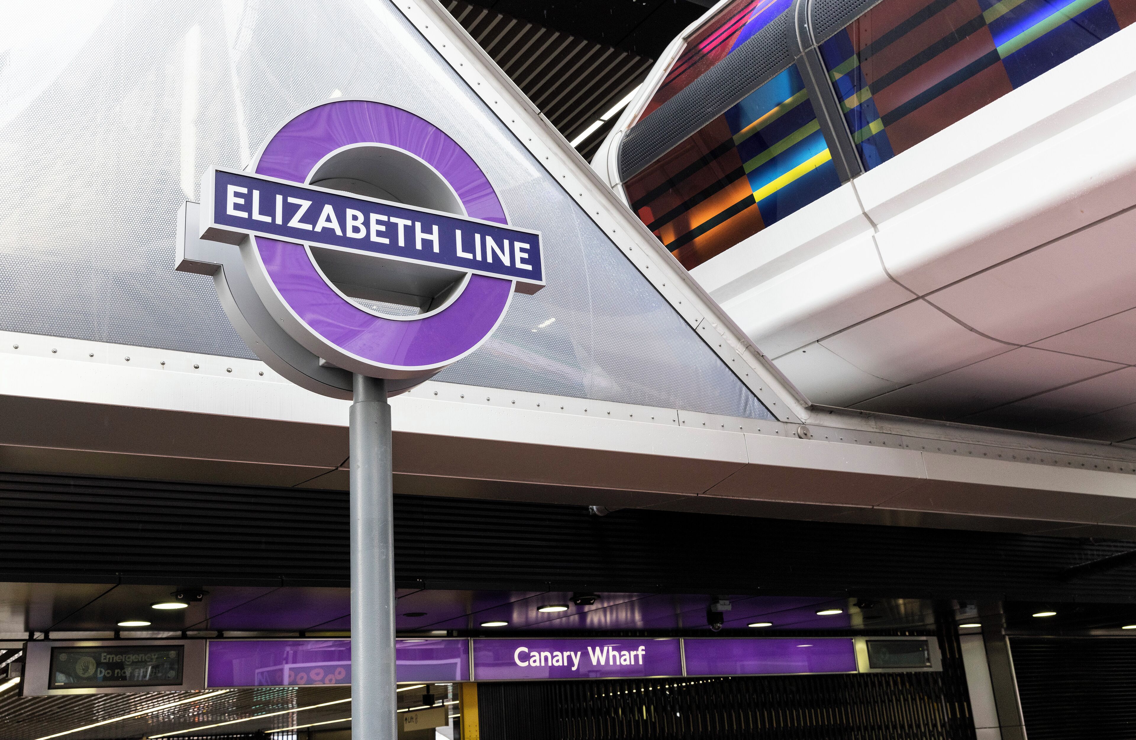 Placa de estação da Linha Elizabeth em Canary Wharf.