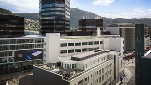 Um edifício moderno com vários andares, janelas amplas e telhado plano.