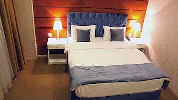 Quarto Duplo Básico, Vista para a cidade | Cofre no quarto, secretária adequada para computadores portáteis