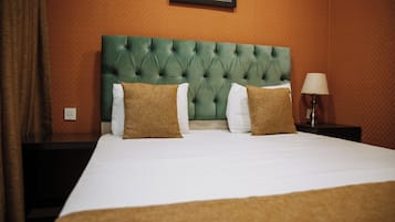 Quarto Duplo Básico, Vista para a cidade | Cofre no quarto, secretária adequada para computadores portáteis