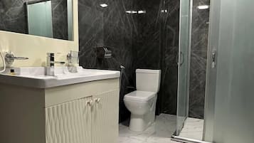 Quarto Duplo Básico, Vista para a cidade | Duche na casa de banho