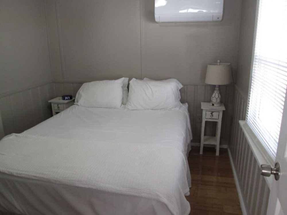 Couples Beach Side Condo Getaway - Salisbury