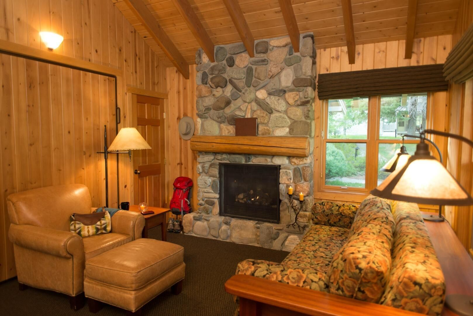 Patterson Lake Cabin Loft Suite - 2 Queen/1 Twin - Winthrop, WA