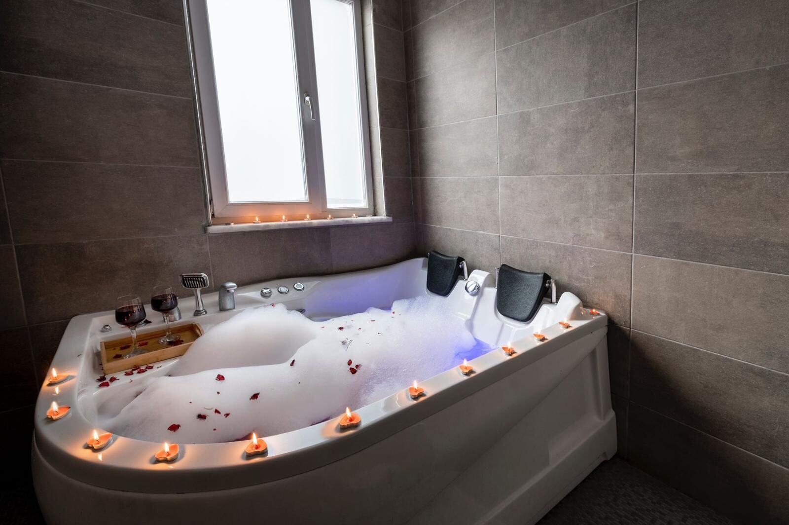 Quarto Duplo Deluxe, banheira de hidromassagem | Casa de banho | Chinelos 