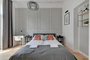 Apartamento clássico, sacada | 2 quartos, ferros/tábuas de passar roupa, Wi-Fi de cortesia