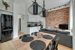 Apartamento clássico, sacada | 2 quartos, ferros/tábuas de passar roupa, Wi-Fi de cortesia