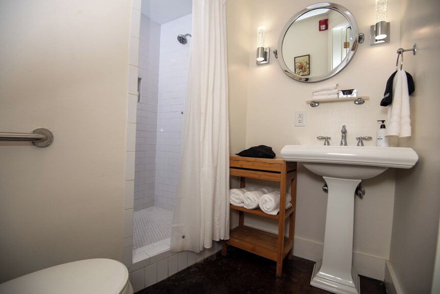 Historic Firehouse In The French Quarter! Queen Suite With Private Bathroom. - New Orleans, LA