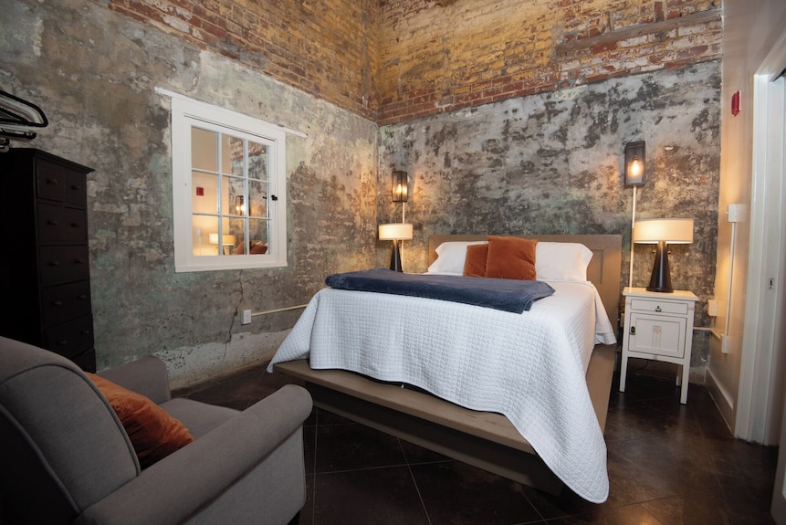 Historic Firehouse In The French Quarter! Queen Suite With Private Bathroom. - New Orleans, LA