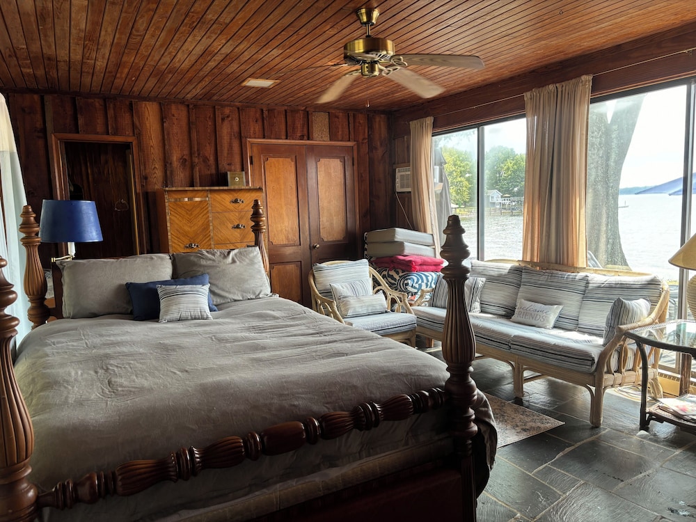 Waterfront Cabin: Beach, Hot Tub, Kayaks & Panoramic Lake Views - Lake Norman, NC