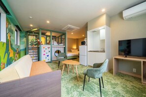 Quarto família, para não fumantes (Forest-Themed) | Cofres nos quartos, berços (sobretaxa), Wi-Fi de cortesia, roupa de cama