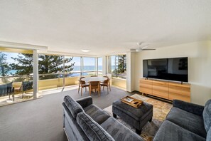 Apartamento, 3 quartos, vista para o oceano | Sala | TV de ecrã plano 