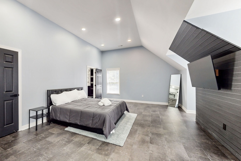 Dog-Friendly spacious house w/private pool, private pool table & ping ...