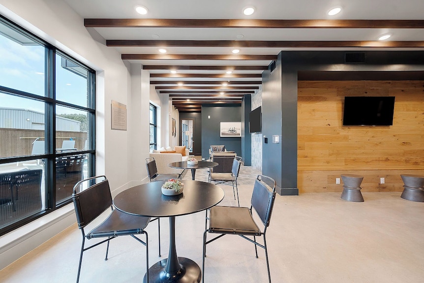 Sky-high Comfort 1br | Gym| Pool | Pet Friendly - Dallas, TX