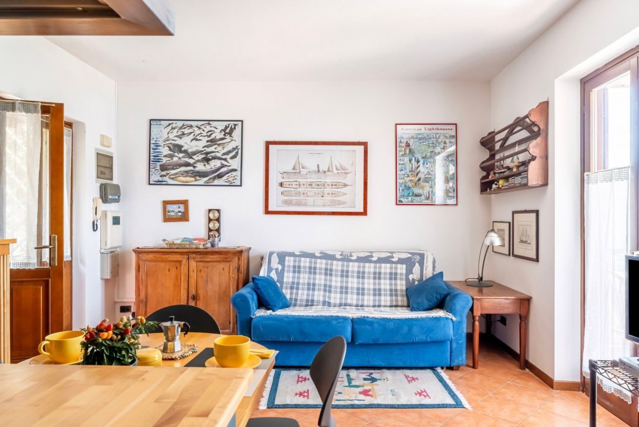 Guesthost - Lovely 70 Sqm Apartment, Perfect For 2 People, Located On The Ground Floor Of A Building Without A Lift (Steps To Access It). The Accommodation Enjoys A Splendid View Of The Lake And Is Located In Castelletto, A Picturesque Village Located Al - Malcesine