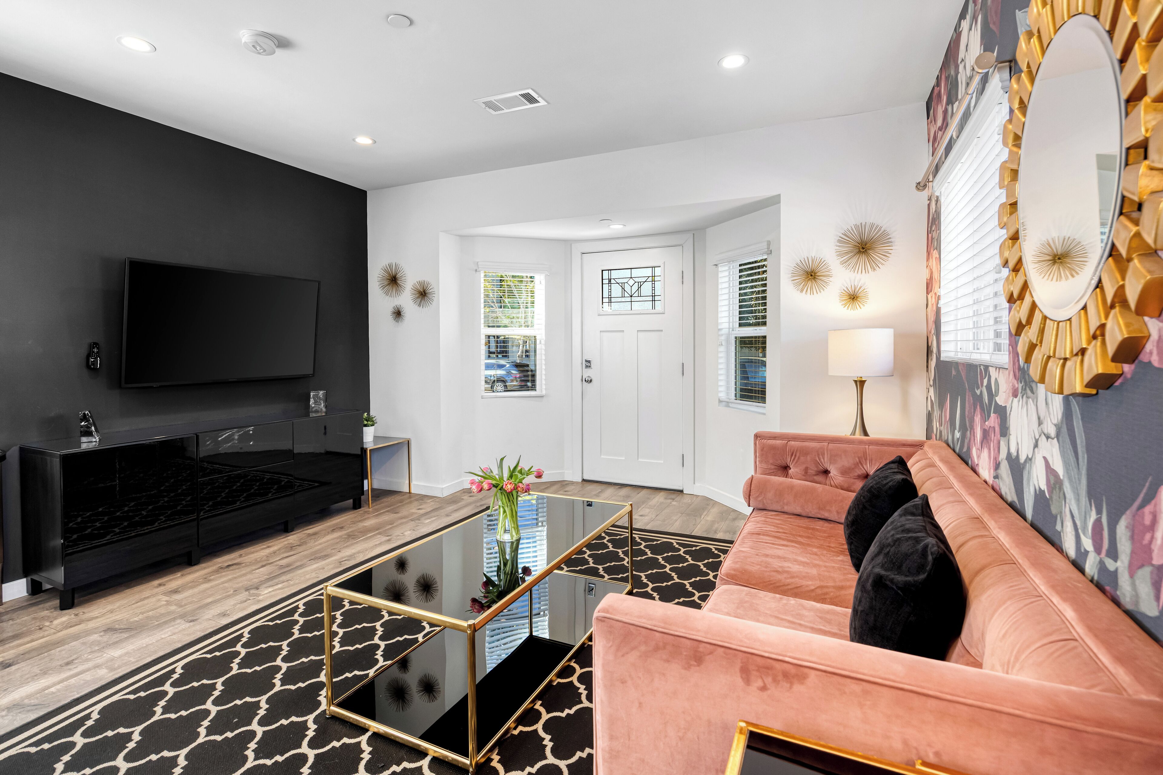 Remodeled 2bdr In Heart Of Hollywood W/ Courtyard | Art Deco By Avantstay - Los Angeles, CA