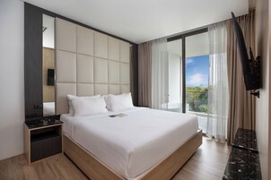 Suíte superior, vista para a cidade | Escrivaninha, cortinas blackout, quartos à prova de som