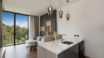 Suite Superior, Vista para a cidade | Sala de estar | Televisor LED de 45 polegadas com canais por cabo, Netflix