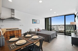 Condo luxo, sacada, vista para a cidade | Área de estar | TV