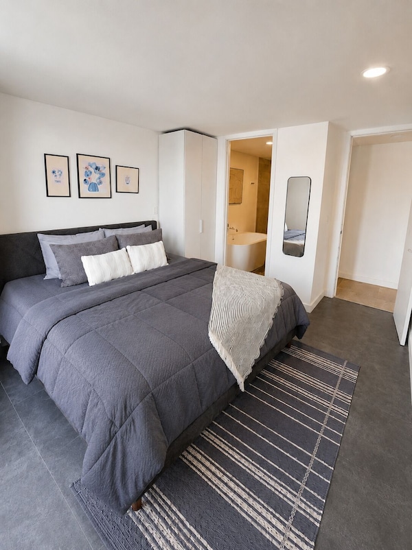 Distrito Revolution Suites - San Diego, CA