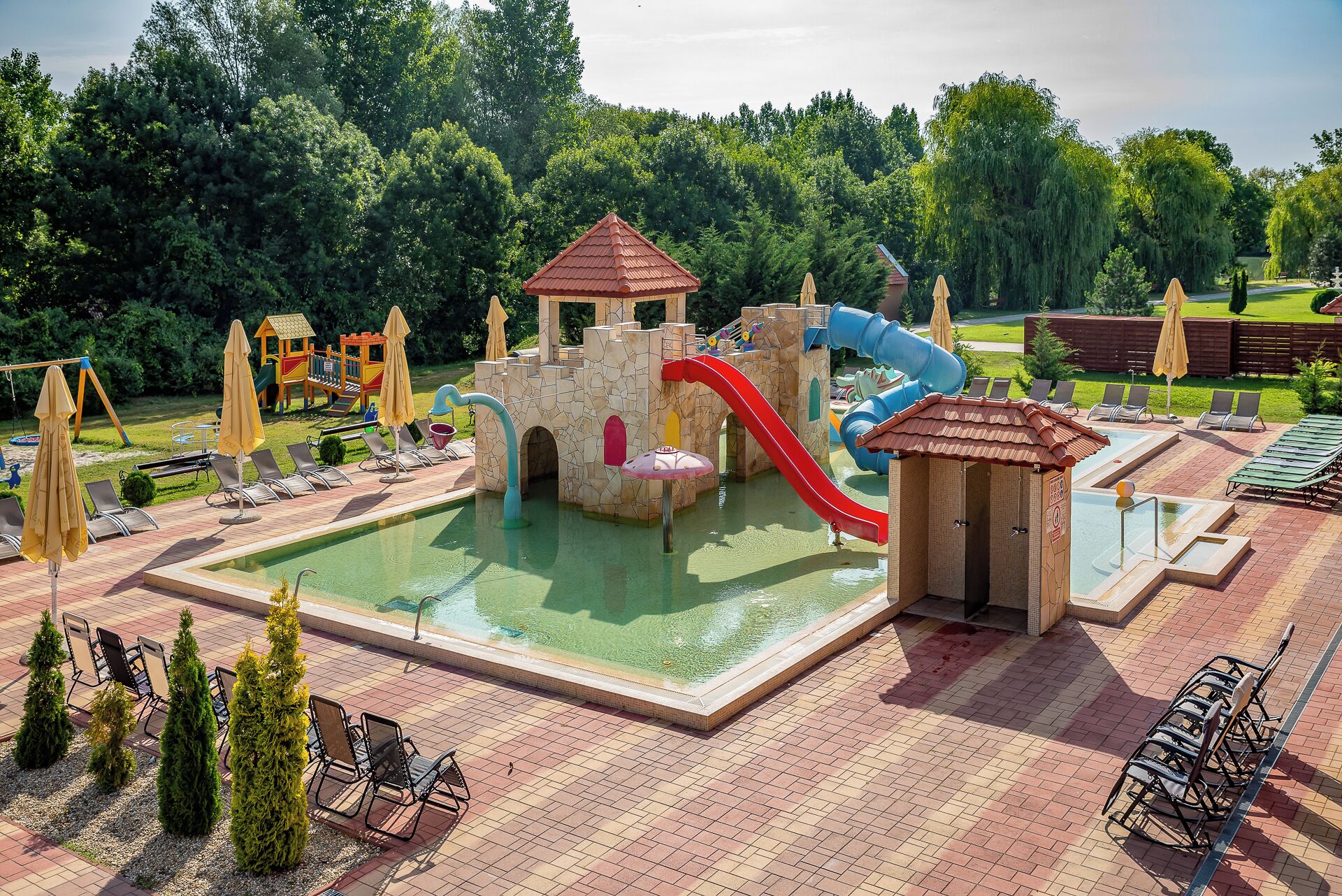 2 piscinas internas, piscina externa sazonal, guarda-sóis