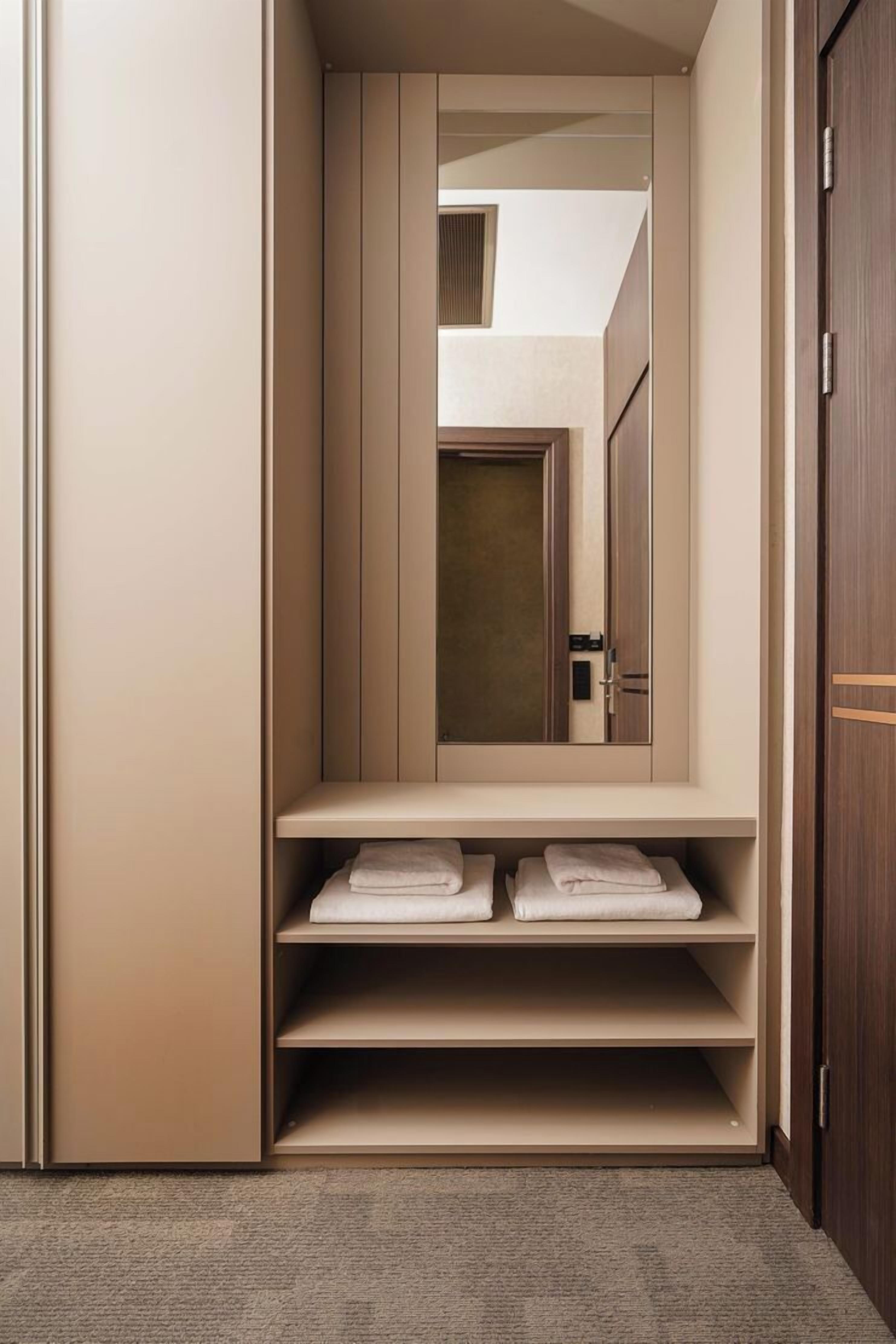 Roupa de alta qualidade, minibar, cofre no quarto, secretária 