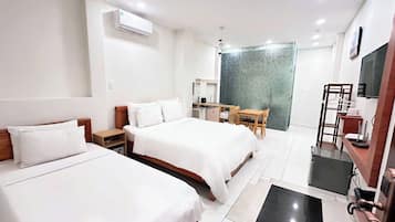 Quarto Triplo Familiar | Sala de estar | Televisor, impressoras