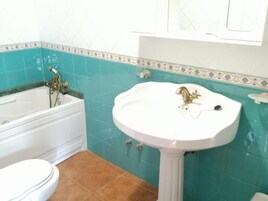 Um polibã, artigos de higiene pessoal grátis, toalhas fornecidas, sabão 