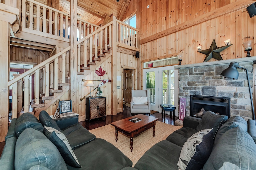 Lion's Den - Luxury Waterfront Oasis W/ Hot Tub - Ontario