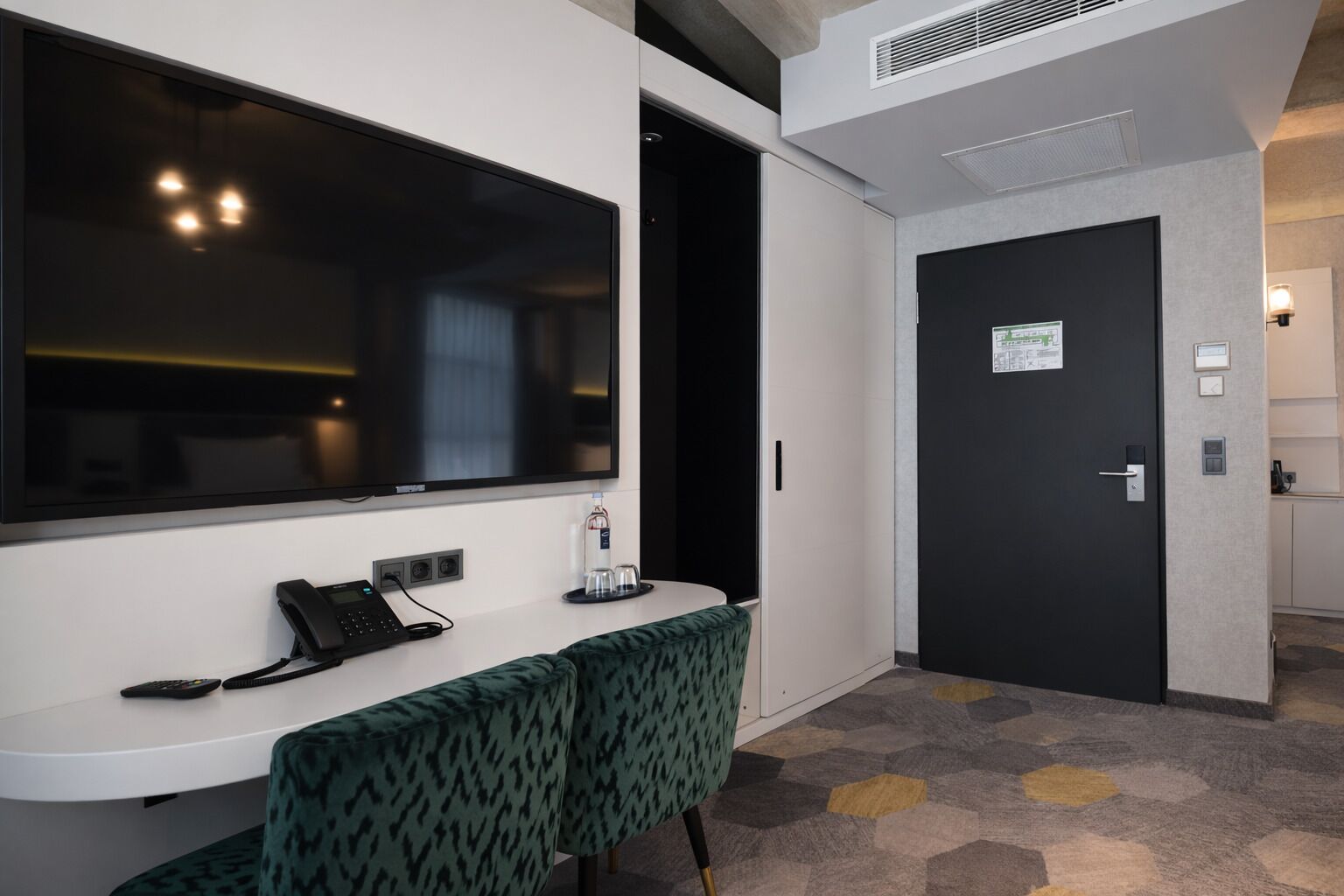 Quarto triplo superior | Cofres nos quartos, escrivaninha, cortinas blackout, Wi-Fi de cortesia