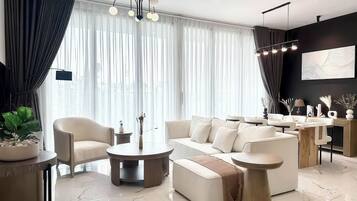 Apartamento Superior, 3 quartos, cozinha, Vista para a cidade | Sala de estar | Televisor
