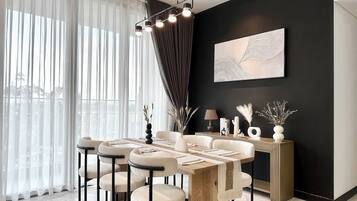 Apartamento Superior, 3 quartos, cozinha, Vista para a cidade | Refeições no quarto