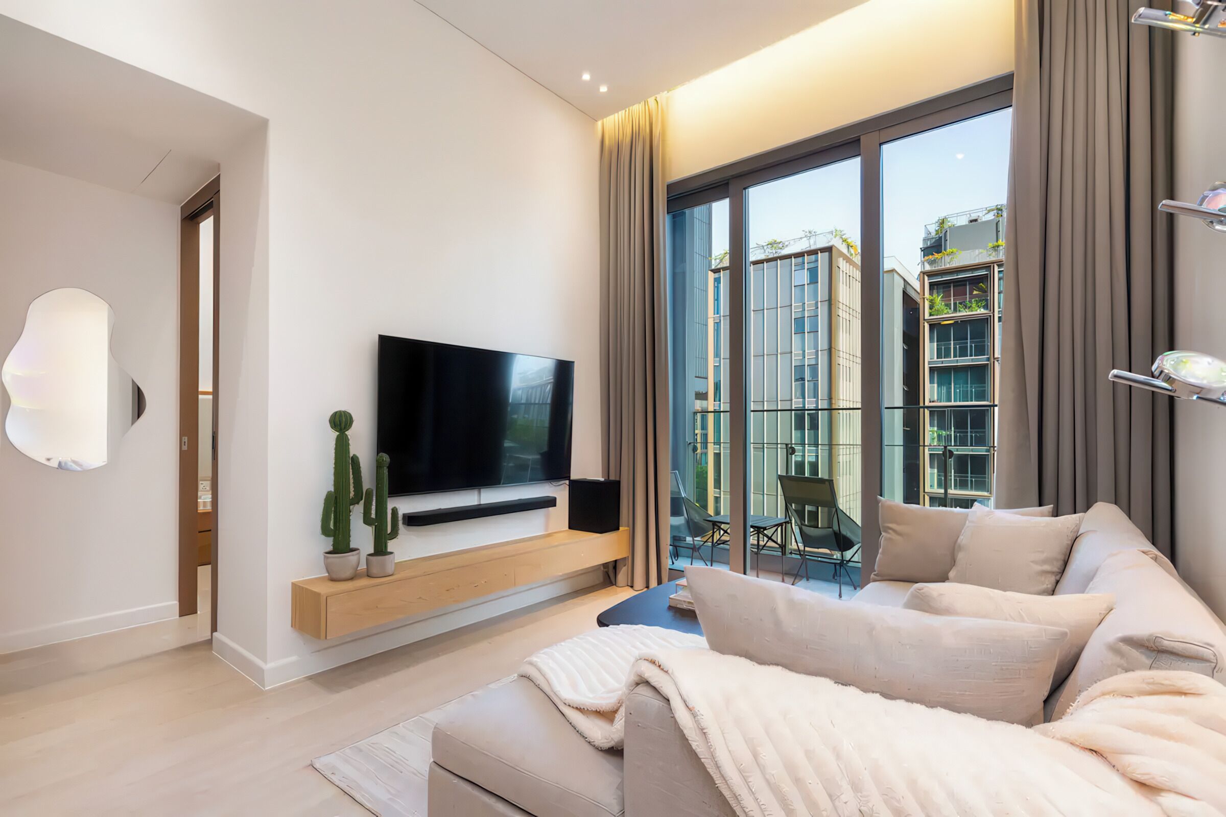 Apartamento Superior, 1 quarto, cozinha, Vista para a cidade | Sala de estar | Televisor 