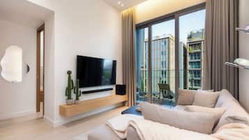 Apartamento Superior, 1 quarto, cozinha, Vista para a cidade | Sala de estar | Televisor