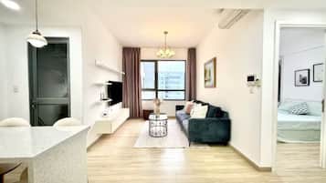 Apartamento superior, 1 quarto, cozinha, vista para a cidade | Área de estar | TV 35 polegadas com canais a cabo