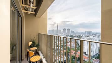 Apartamento superior, 2 quartos, cozinha, vista para a cidade | Vista do quarto