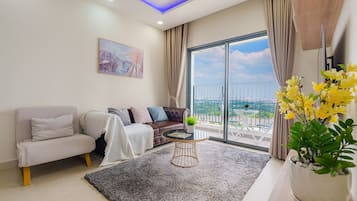 Apartamento superior, 3 quartos, cozinha, vista para a cidade | Área de estar | TV 35 polegadas com canais a cabo