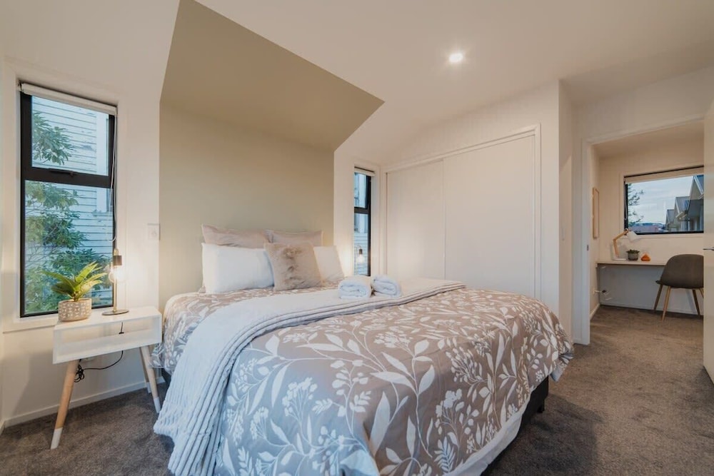Misty Meadows Manor - Your Urban Oasis - West Coast