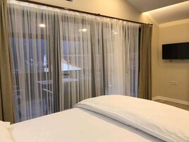 Vila, 2 quartos, vista para o lago | Roupas de cama premium, quartos à prova de som, Wi-Fi de cortesia