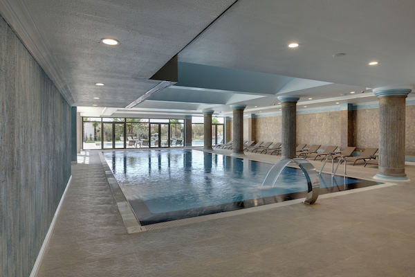 2 piscinas interiores, piscina exterior, nadadores-salvadores no local