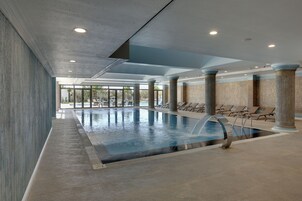 2 piscinas internas, piscina externa, salva-vidas no local