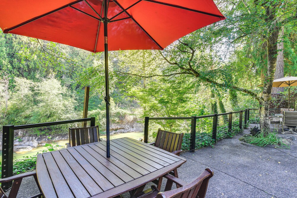 Riverfront Sandy Retreat, Fish & Kayak On-site - Sandy, OR