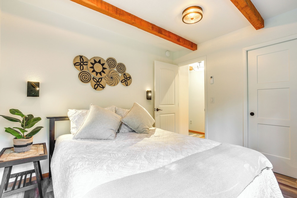 Riverfront Sandy Retreat, Fish & Kayak On-site - Sandy, OR