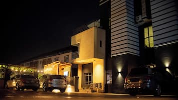 Fachada do alojamento (tarde/noite)