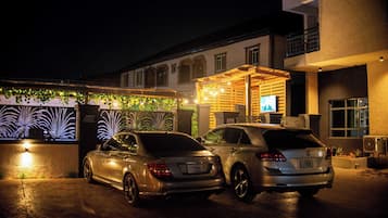 Fachada do alojamento (tarde/noite)