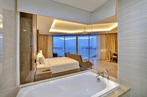 Apartamento Premier em Condomínio Fechado, vista parcial para o mar | Casa de banho | Um polibã, um chuveiro de hidromassagem