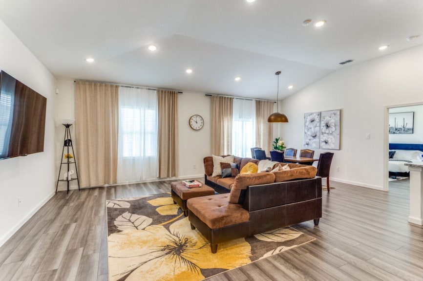 Family Friendly Cozy 4 Bedroom, Free Snacks & Coffee - Fort Worth, TX