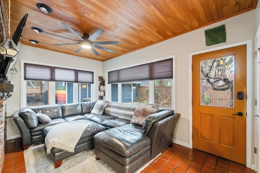 The Love Shack | Spacious Family Getaway 5br/3ba 10 Mins To Downtown - Ankeny, IA